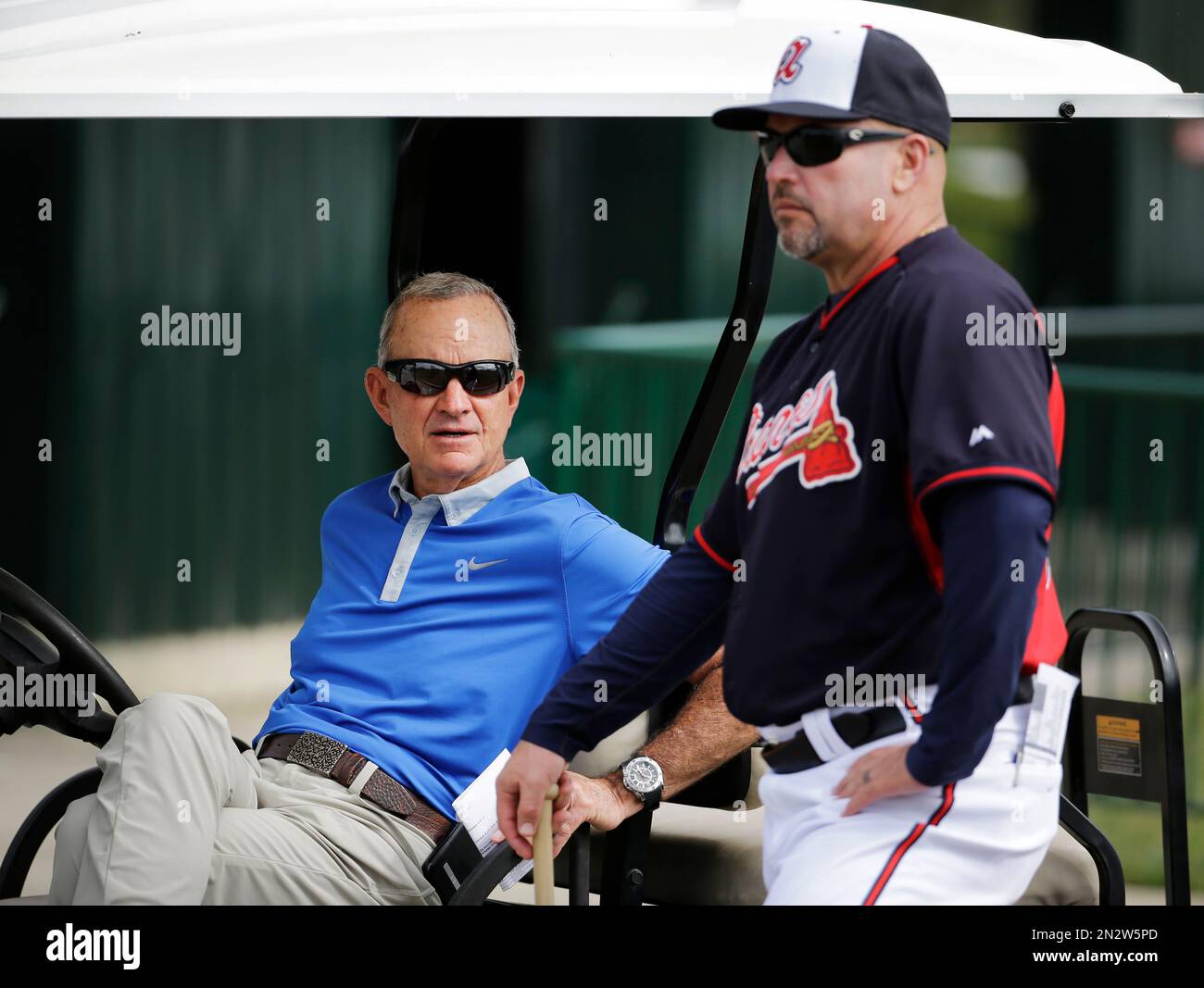 Atlanta Braves manager Fredi Gonzalez, right, talks with John Hart ...