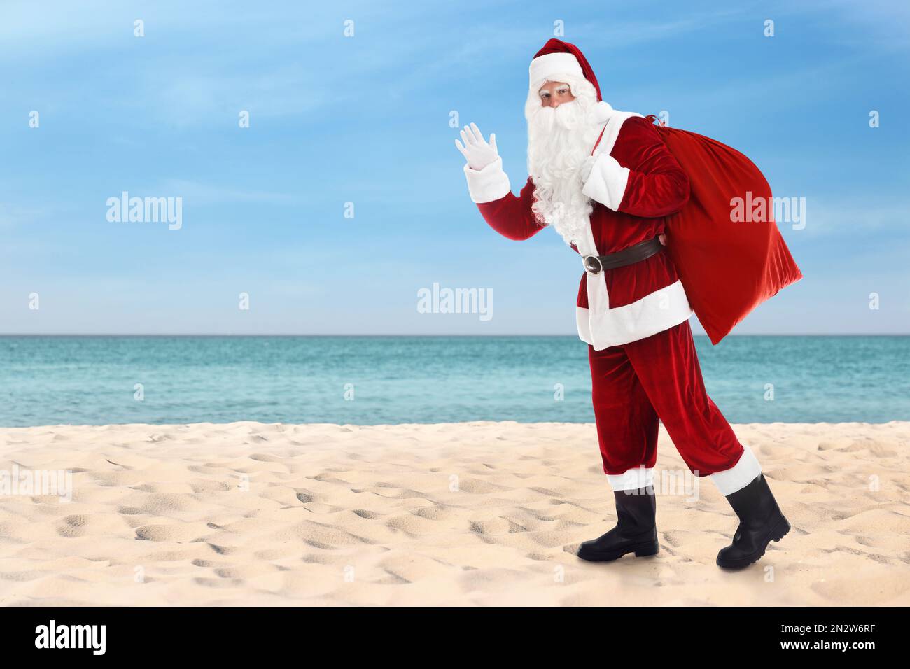 Person beach santa hat hi-res stock photography and images - Alamy