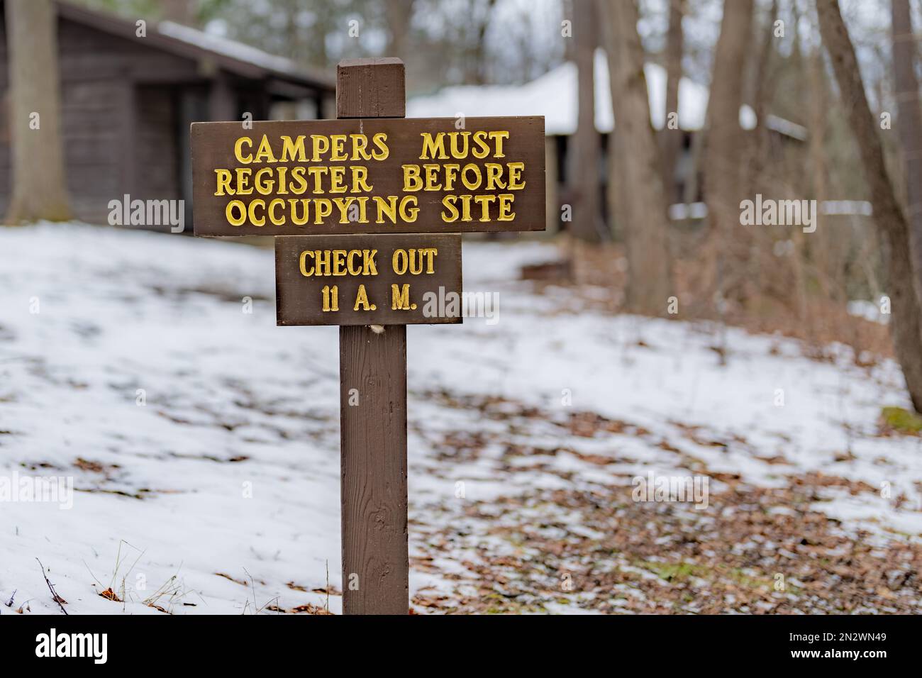Camp camping sign direction hi-res stock photography and images - Alamy