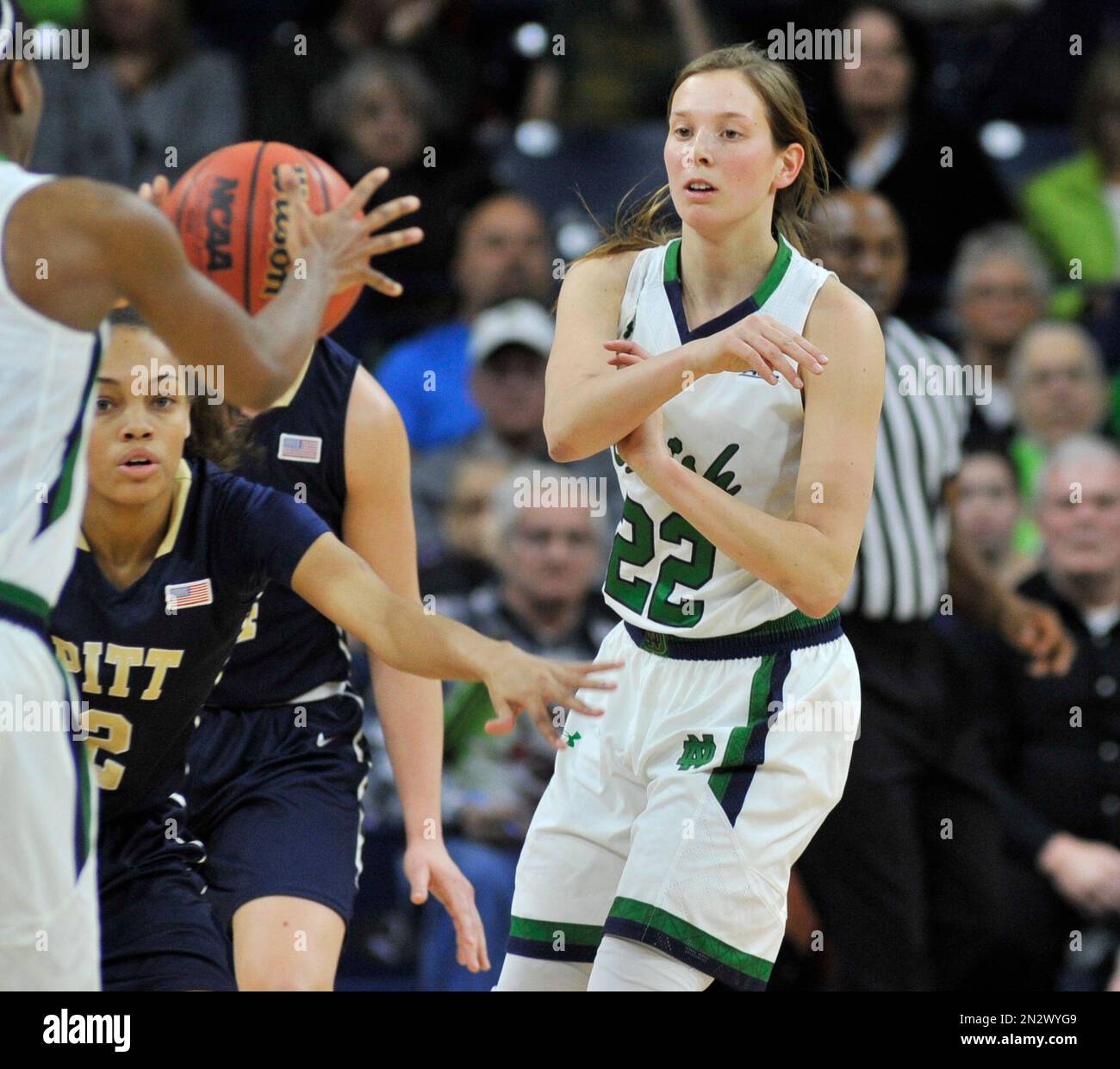Notre Dame guard Madison Cable (22) throws a pass in an NCAA college ...