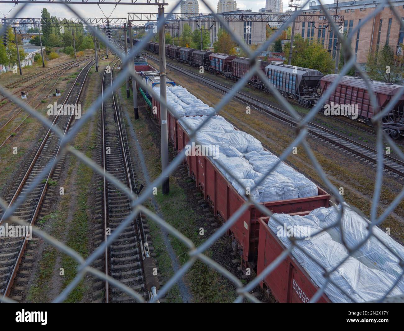 Box link fencing hi-res stock photography and images - Alamy