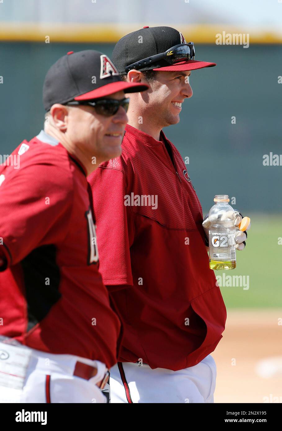 Arizona Diamondbacks manager Chip Hale, left, talks with Paul ...