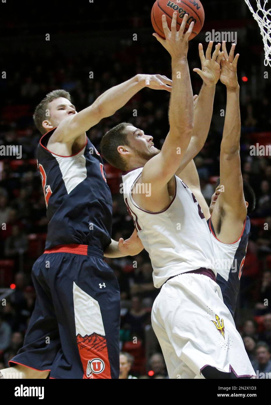 Arizona State forward Eric Jacobsen (21) goes to the basket as Utah ...