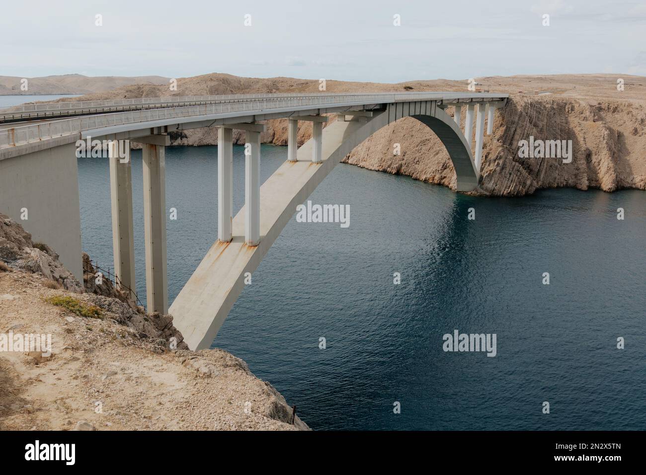 Bridge over ocean cliff hi-res stock photography and images - Alamy