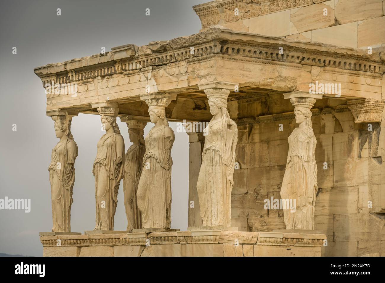 Säulenfiguren der Karyatiden am Erechtheion Tempel, Akropolis, Athen ...