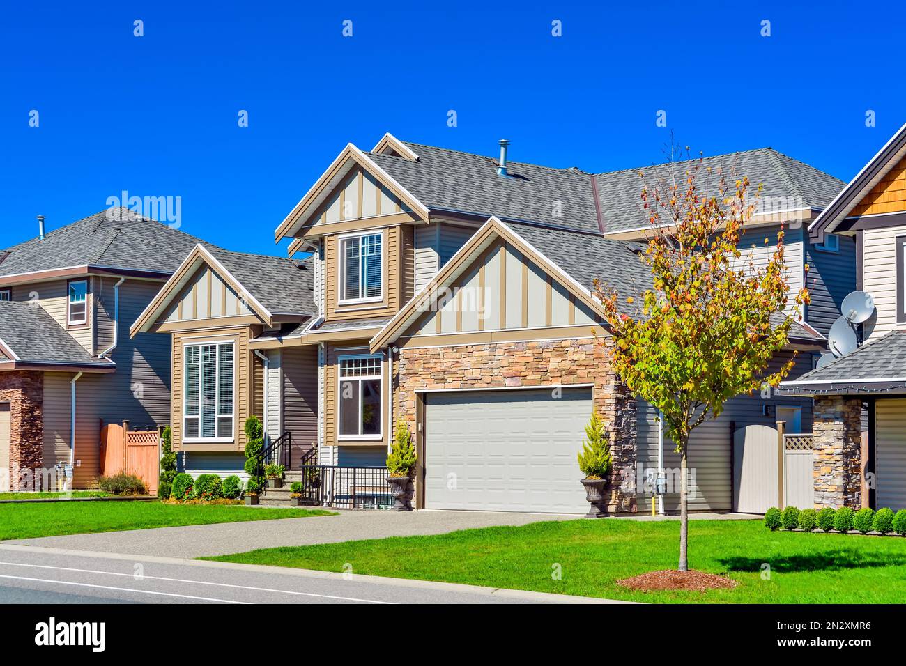 Suburban family house with green lawn in front Stock Photo - Alamy