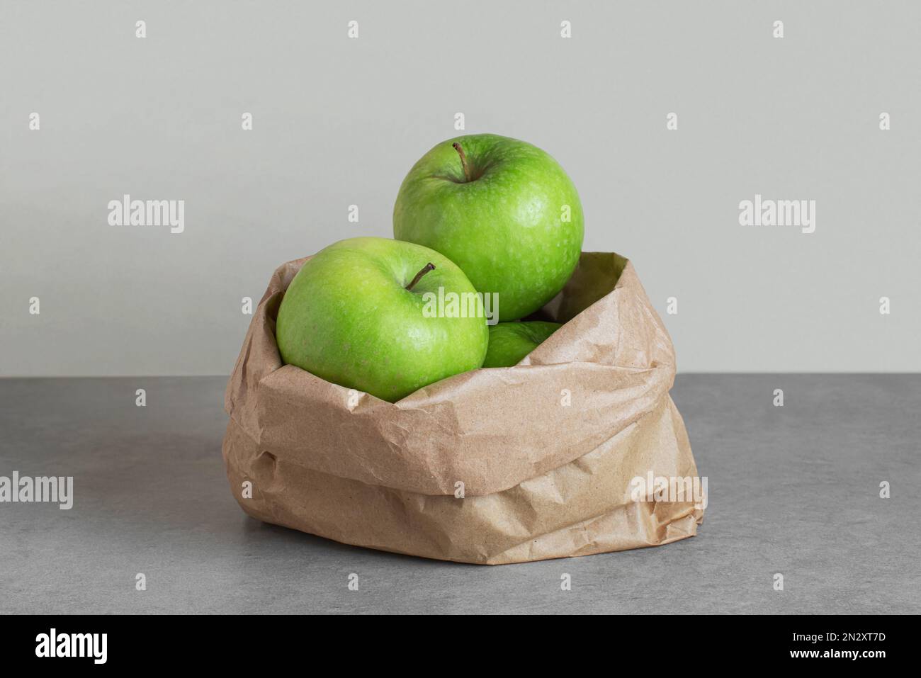 Green apples in a paper bag. Zero waste Stock Photo - Alamy