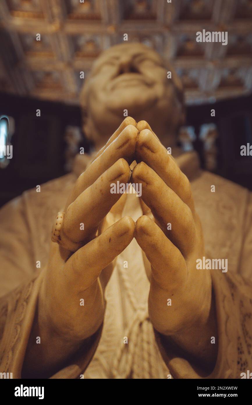 Pope praying hi-res stock photography and images - Alamy