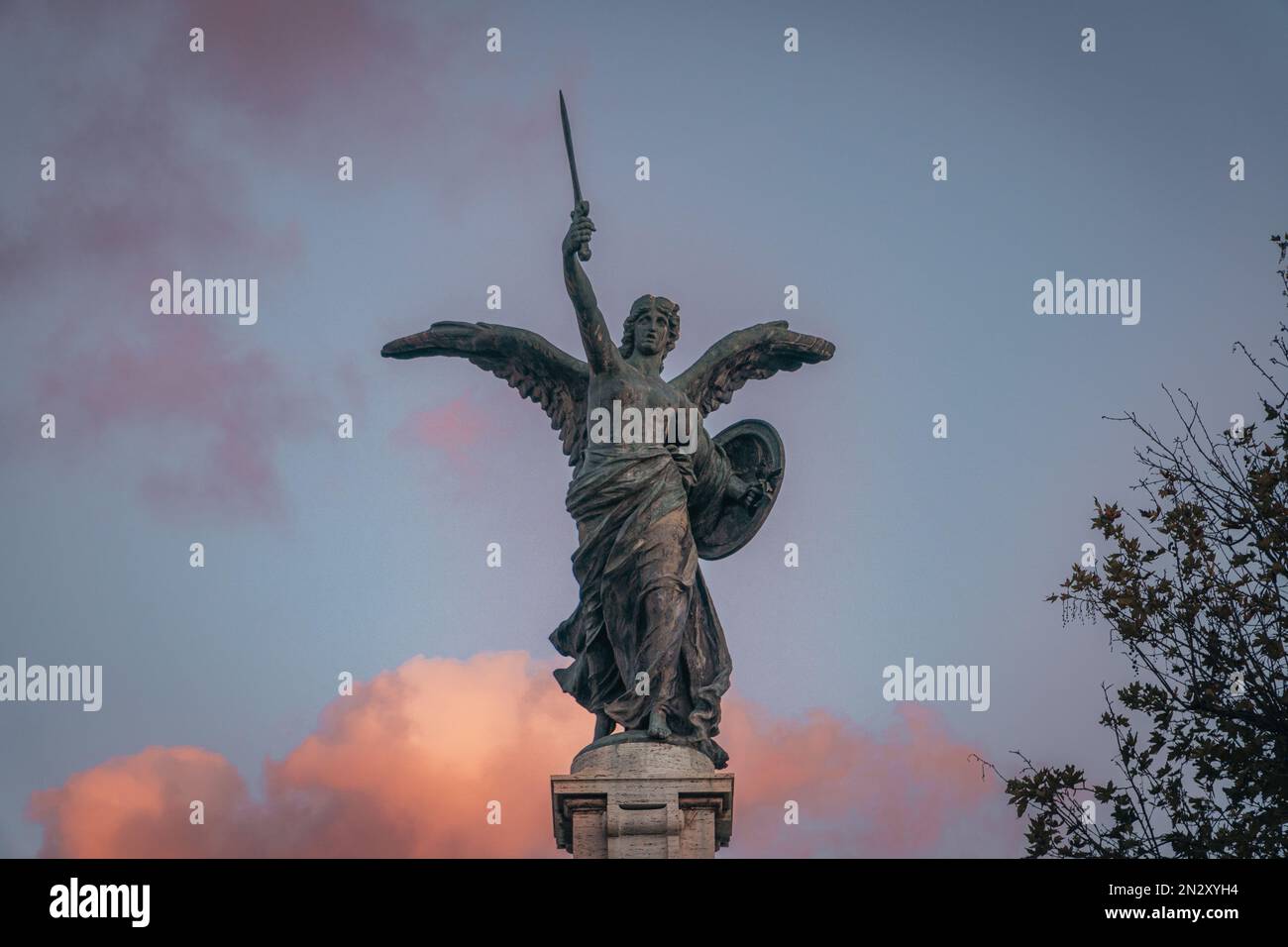 Gold statue rome hi-res stock photography and images - Alamy