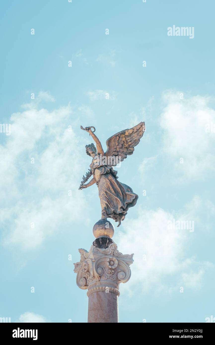 Gold statue rome hi-res stock photography and images - Alamy