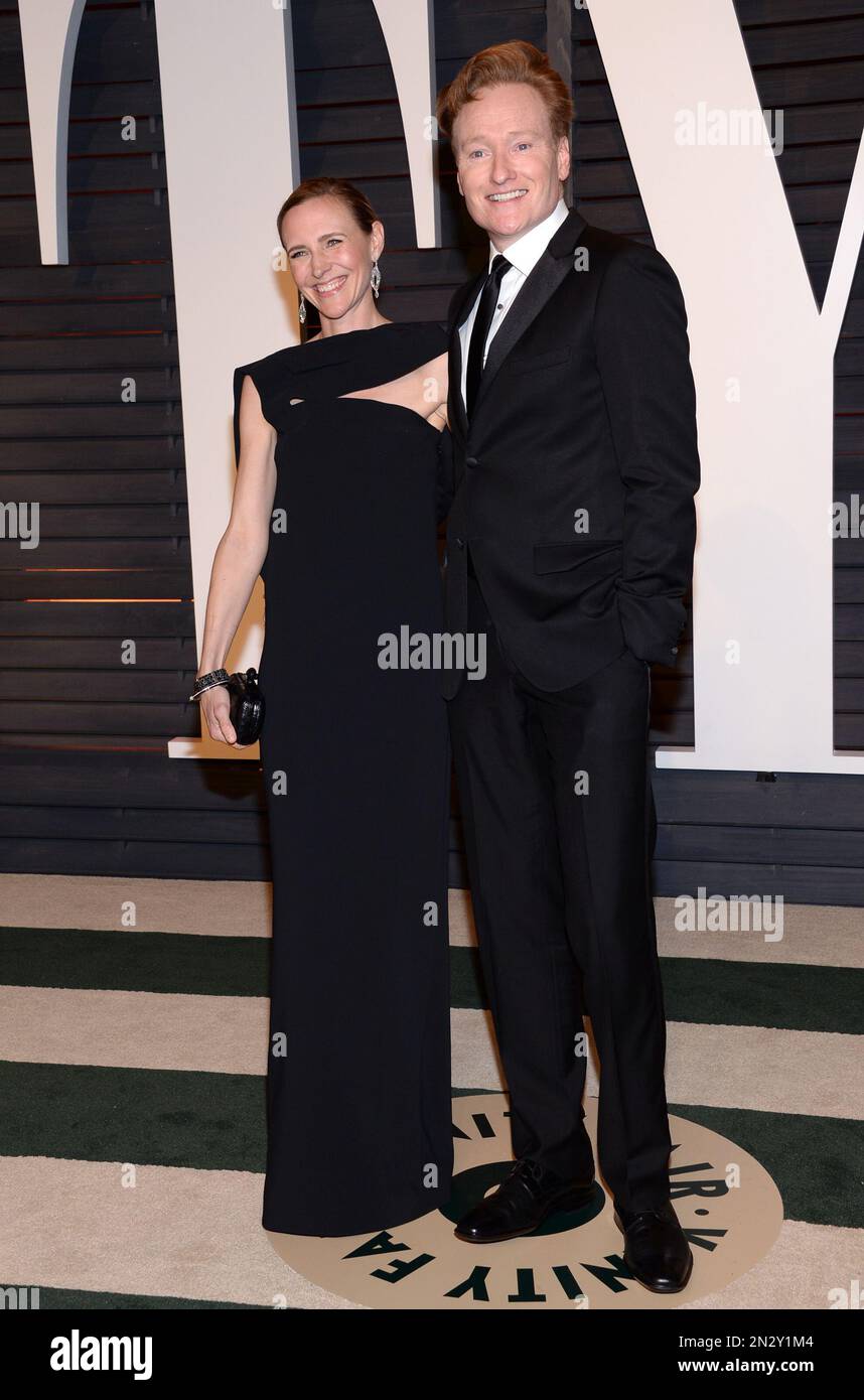 Liza Powel, left, and Conan O'Brien arrive at the 2015 Vanity Fair ...