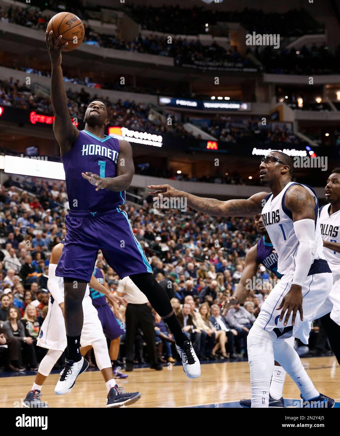 Charlotte Hornets guard Lance Stephenson (1) shoots in front of Dallas ...