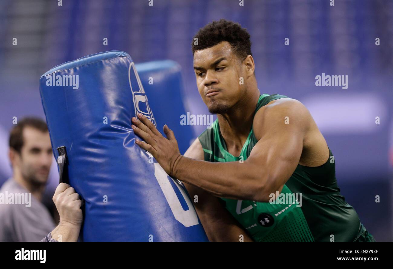 Orgegon defensive lineman Arik Armstead runs a drill at the NFL ...