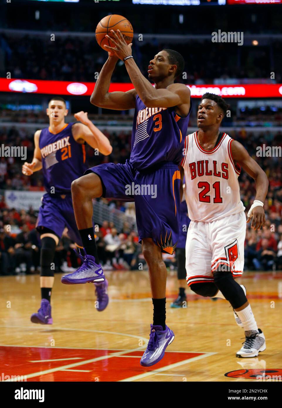 Phoenix Suns guard Brandon Knight (3) shoots past Chicago Bulls guard ...