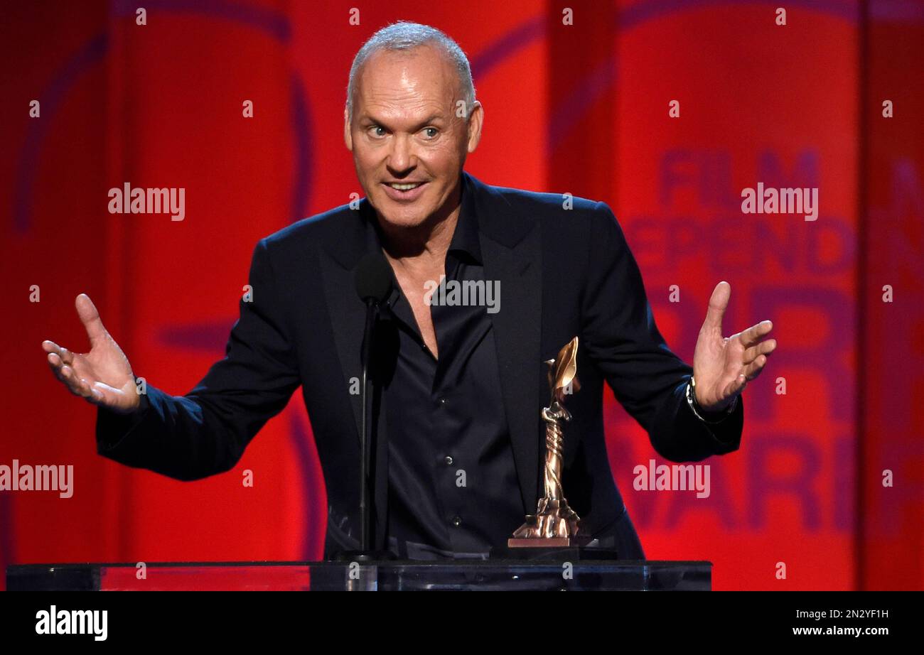 Michael Keaton accepts the award for best male lead for “Birdman or ...