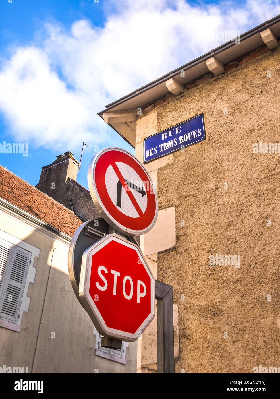 Unusual street name "Rue des Trois Roues Stock Photo - Alamy
