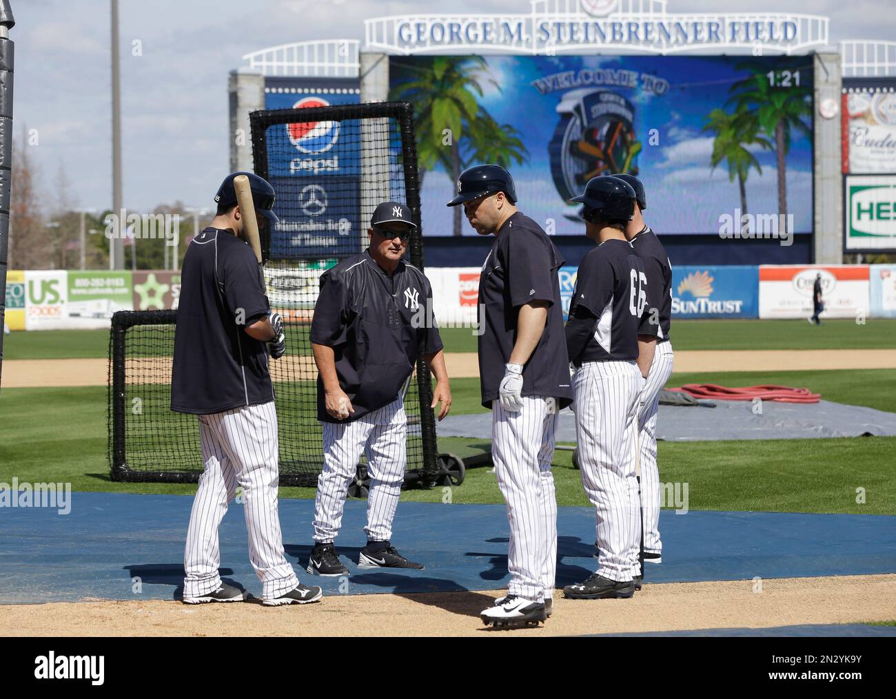 New York Yankees hitting coach Jeff Pentland, second from left, talks ...