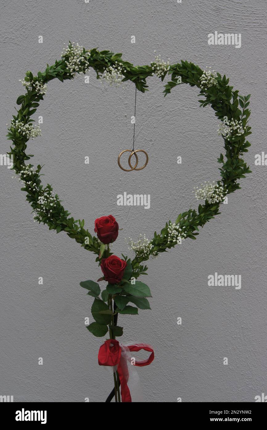 Hochzeitsherz - Herz mit zwei Ringen Stock Photo - Alamy