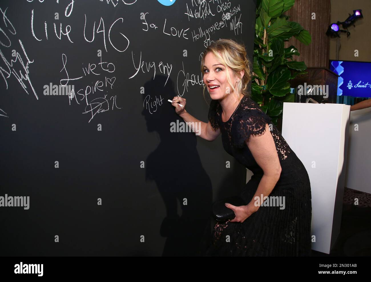 EXCLUSIVE -Christina Applegate signs the chalk wall during unite4:good ...