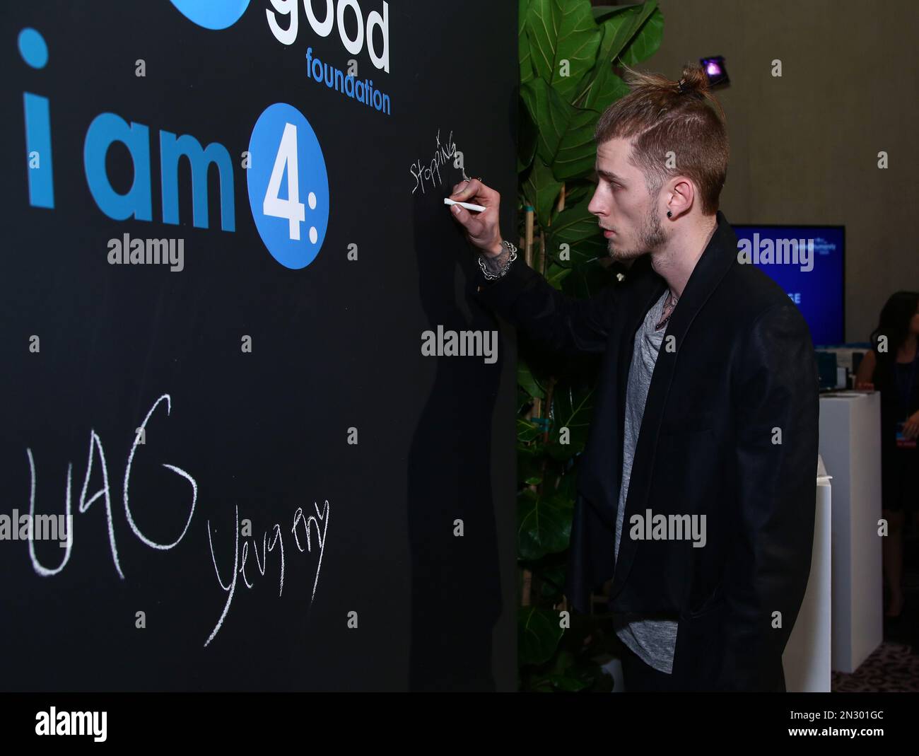 EXCLUSIVE -Machine Gun Kelly signs the chalk wall during unite4:good ...