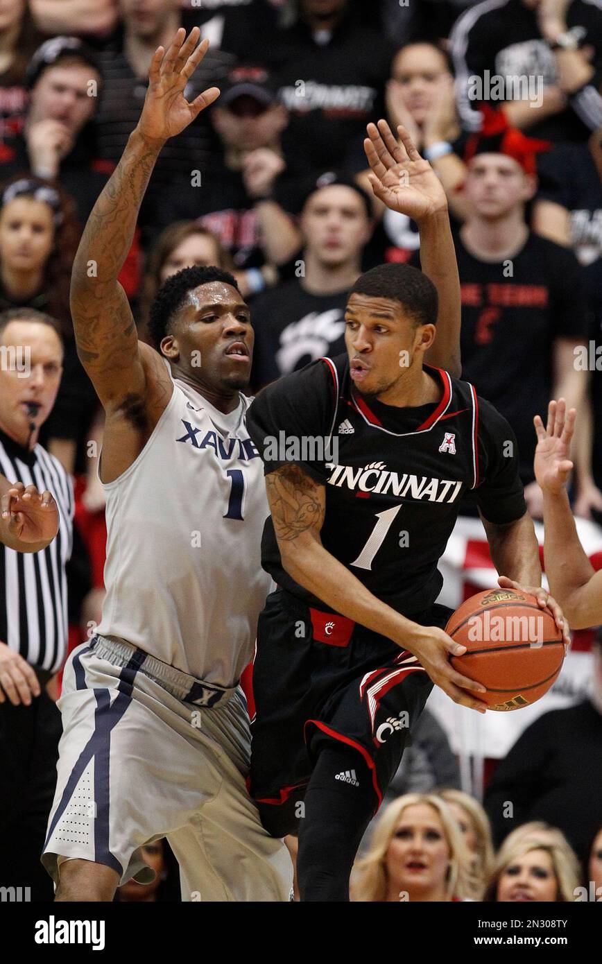 Cincinnati's guard Deshaun Morman (1), right, is pressured by Xavier's ...