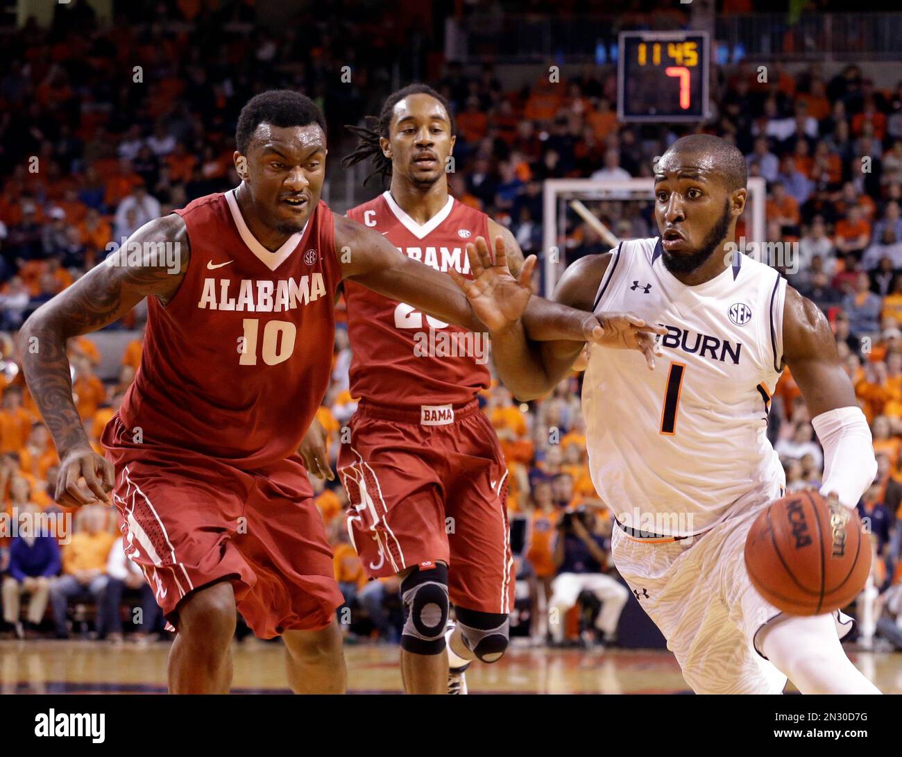 Auburn guard KT Harrell (1) drives the ball towards the basket against ...