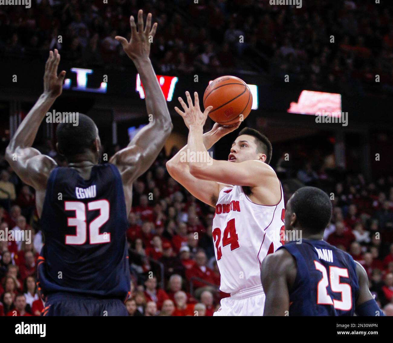 Wisconsin's Bronson Koeing, center, shoots between Illinois' Nnanna ...