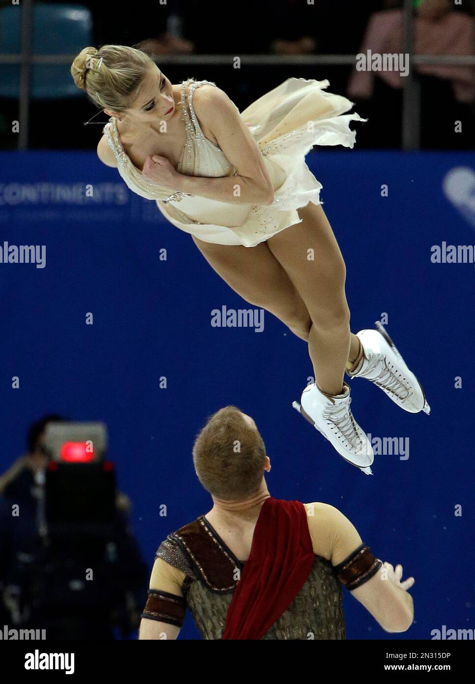 Tarah Kayne and Daniel O'Shea of the United States perform during the ...