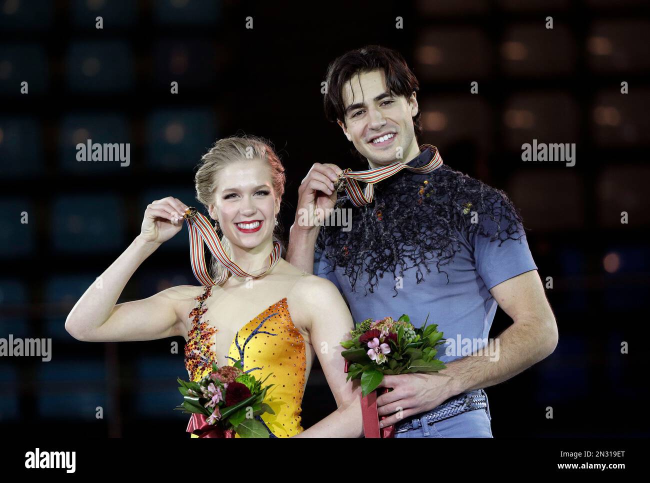 Kaitlyn Weaver and Andrew Poje of Canada pose with their gold medals ...