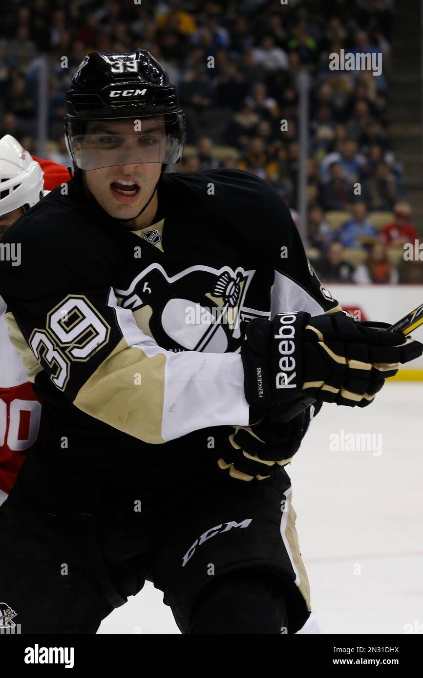 Pittsburgh Penguins' David Perron (39) plays in an NHL hockey game ...