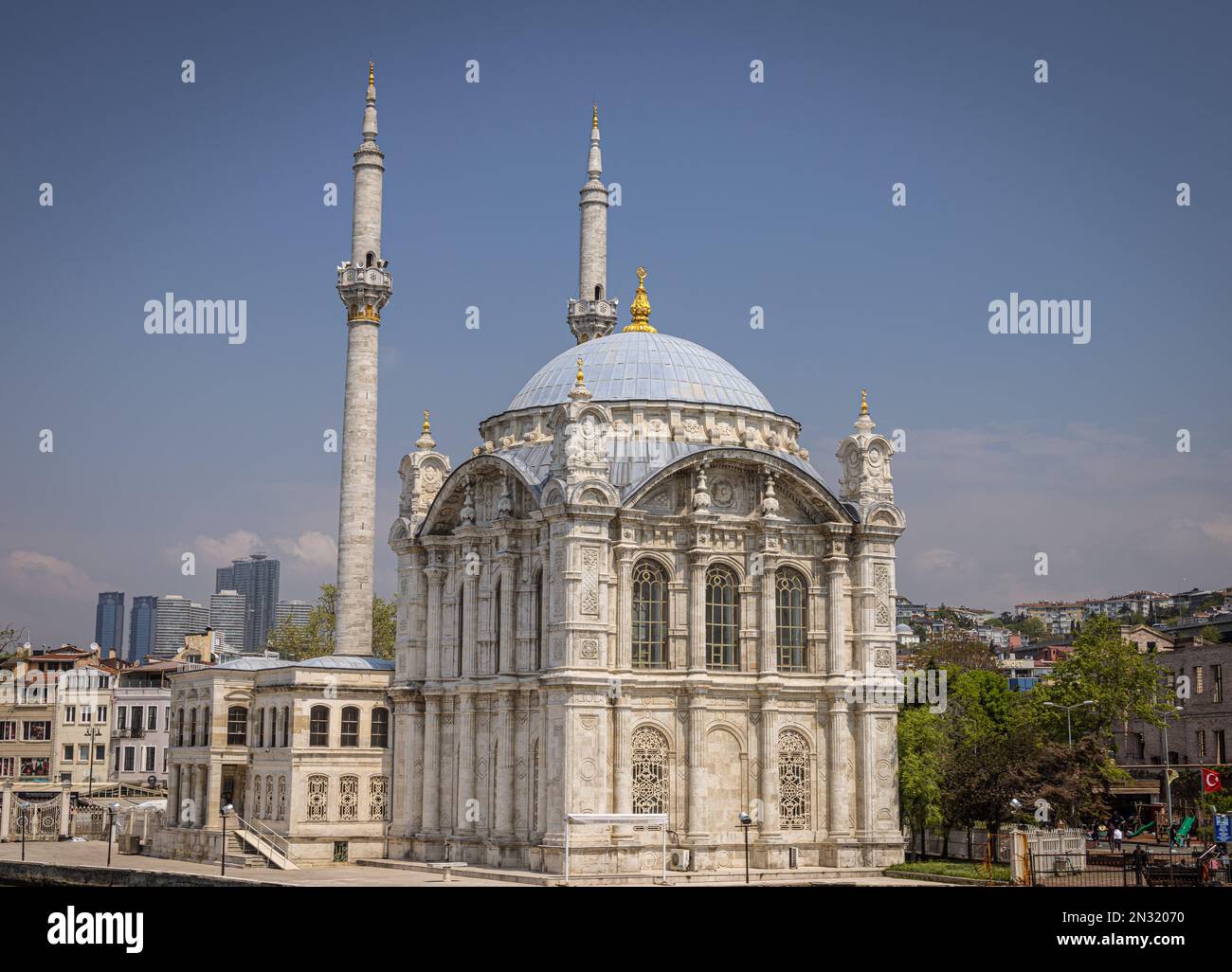 Ortaköy Mosque/ Büyük Mecidiye Camii, on the Bosphorus Strait, Istanbul ...