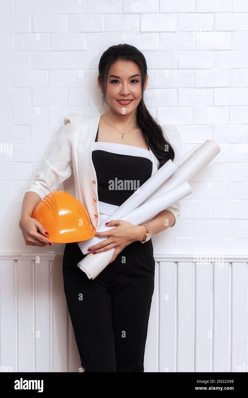 Hispanic female architect model hi-res stock photography and images - Alamy