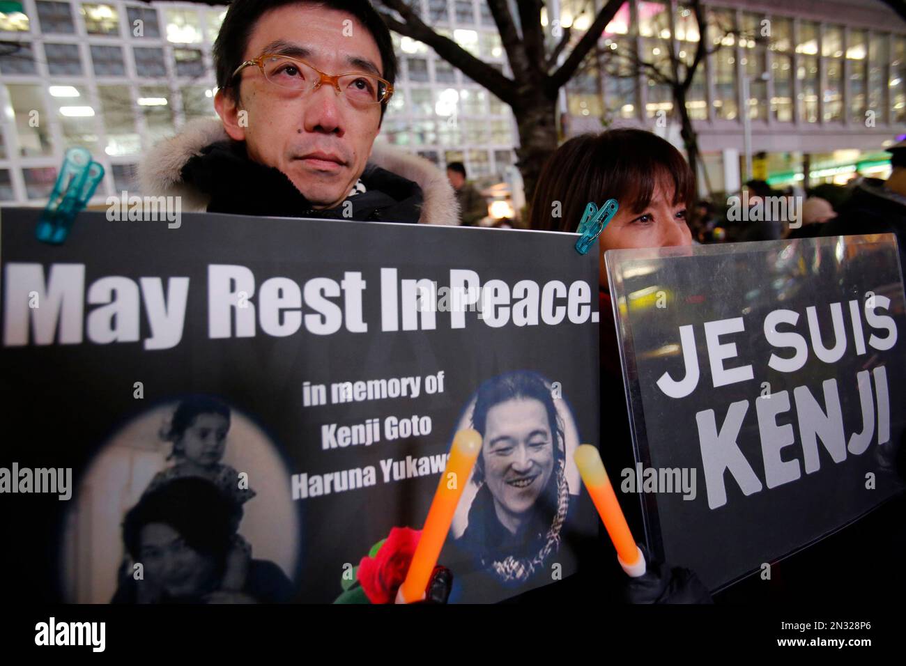 People gather to mourn two Japanese hostages, Kenji Goto and Haruna ...