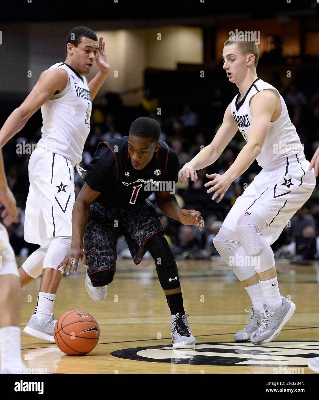South Carolina guard Marcus Stroman (1) dribbles the ball between ...