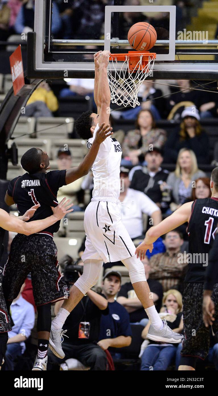 Vanderbilt guard Matthew Fisher-Davis, center, goes for a dunk against ...