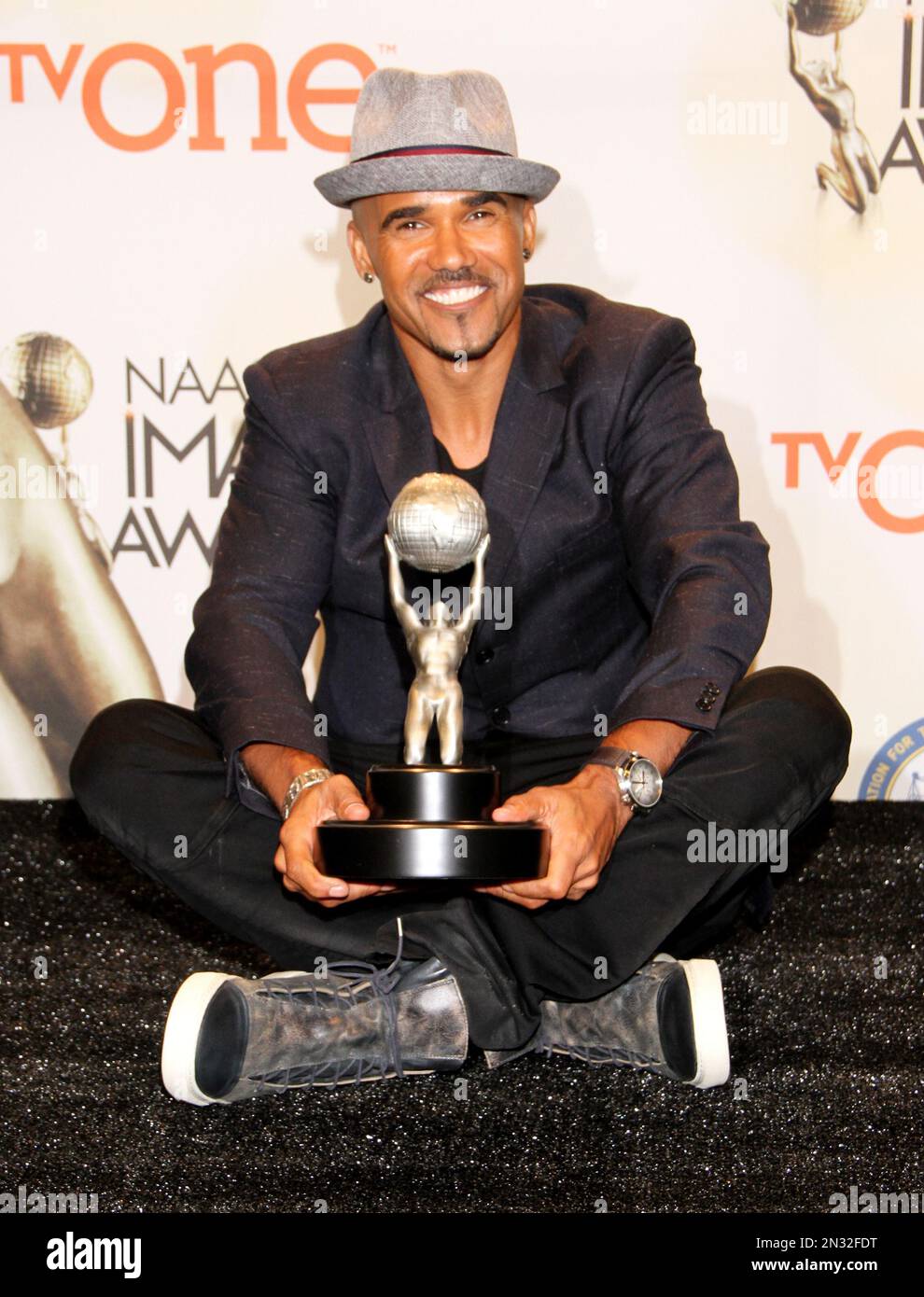 Shemar Moore poses in the press room with the award for outstanding ...