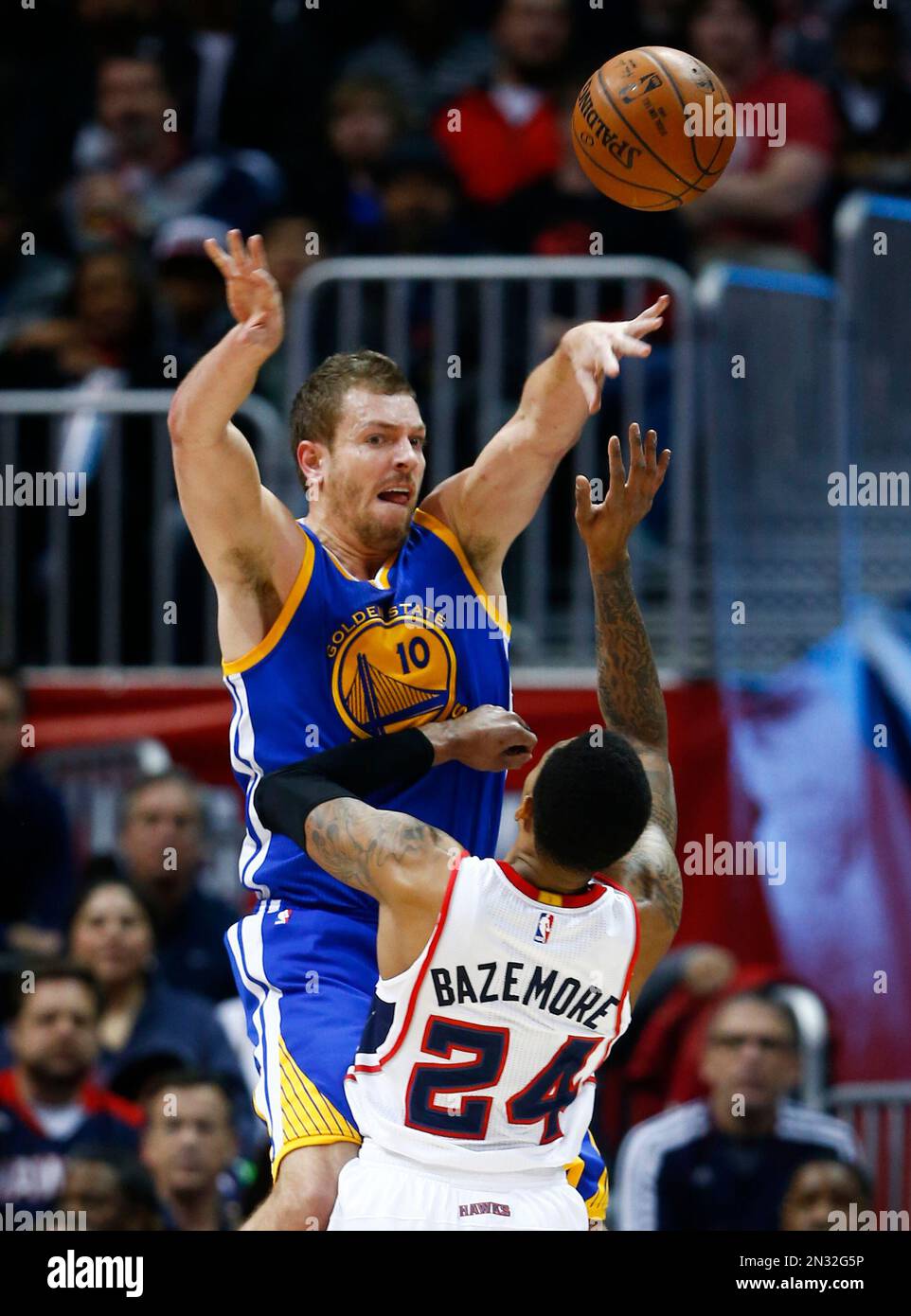 Golden State Warriors forward David Lee (10) passes over Atlanta Hawks ...