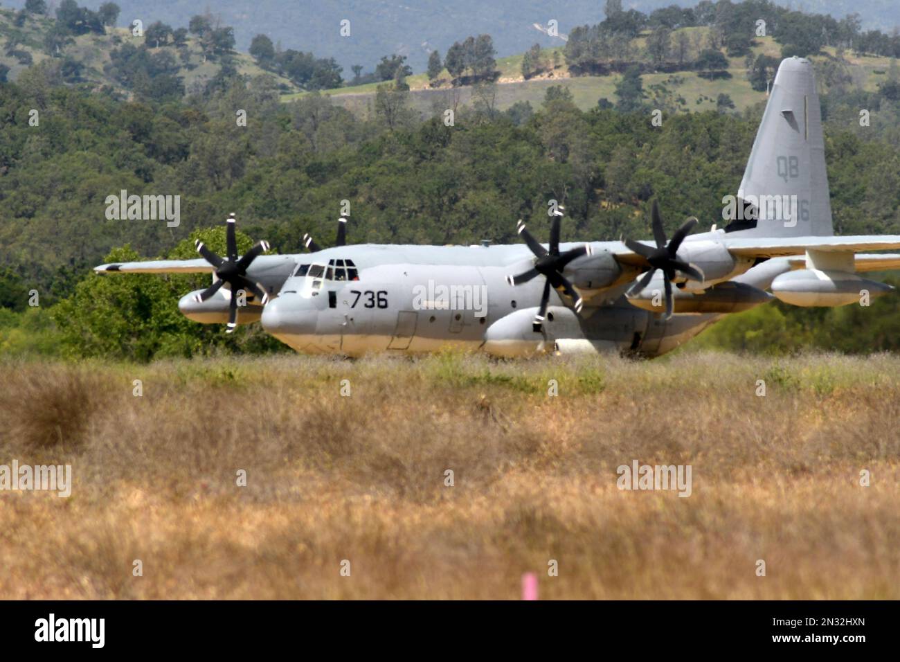 13th Marine Expeditionary Unit, sets up airstrip security for an ...