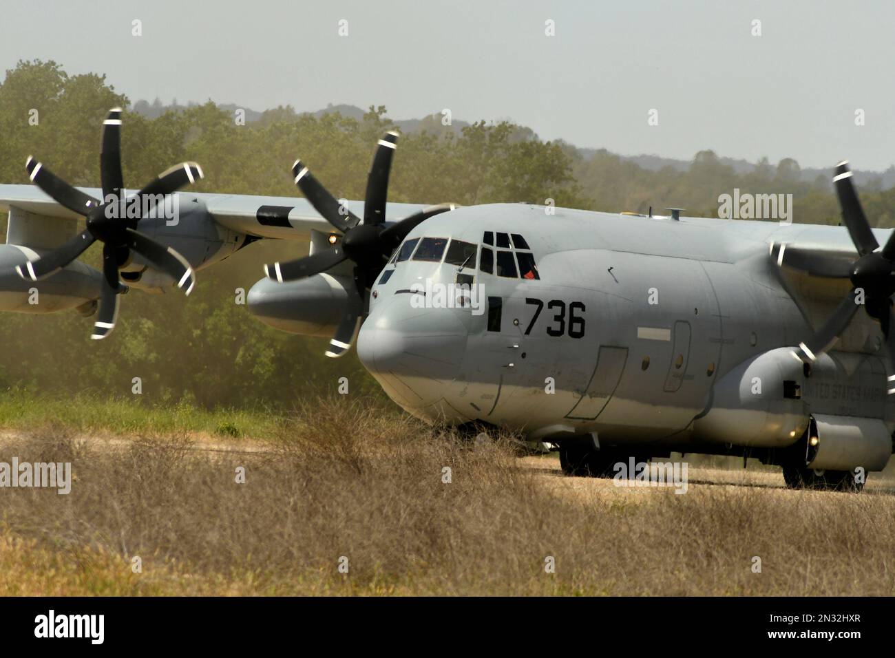 13th Marine Expeditionary Unit, sets up airstrip security for an ...