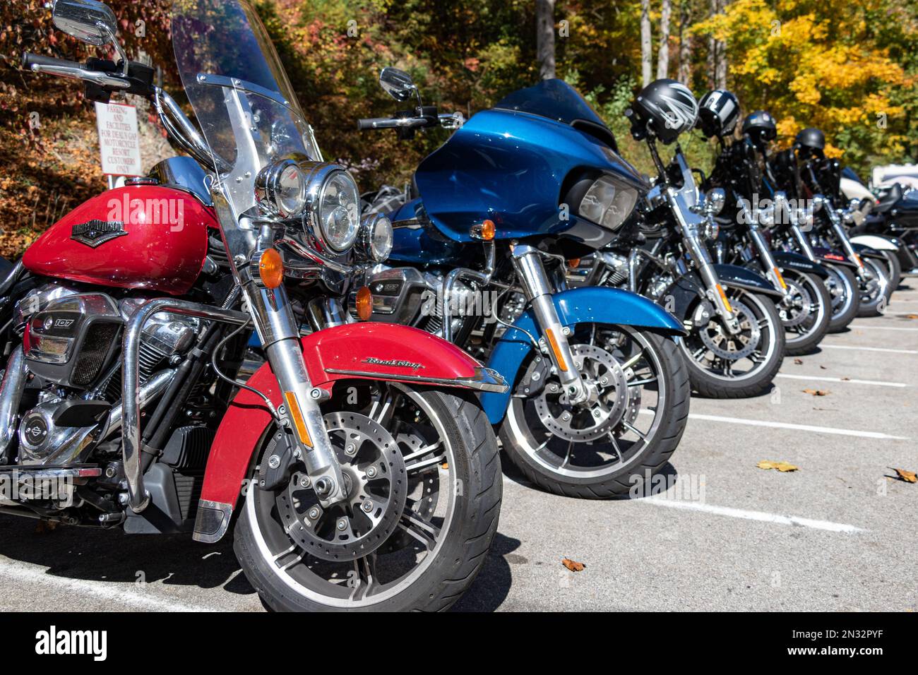 Row harley davidson motorcycles parked hi-res stock photography and ...