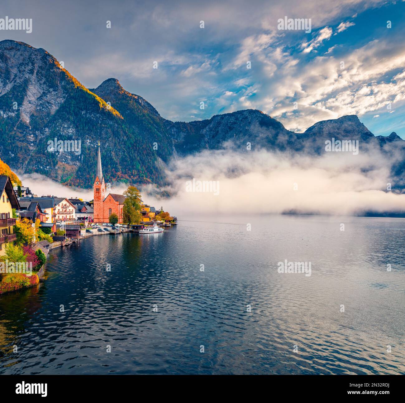 Foggy autumn scene of Hallstatt lake. Incredible morning viev of ...