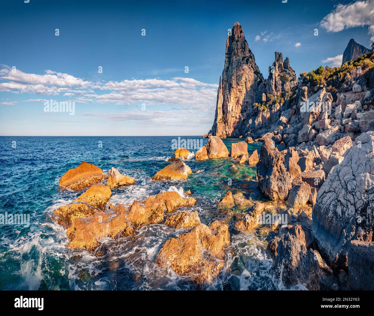 Captivating summer view of historical landmark - Pedra Longa claff ...