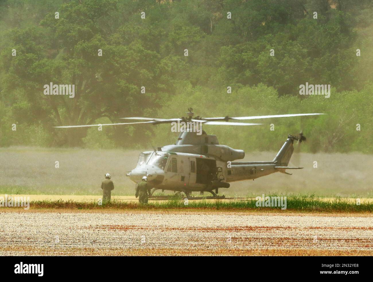 13th Marine Expeditionary Unit crewman refuels an attack helicopter in ...