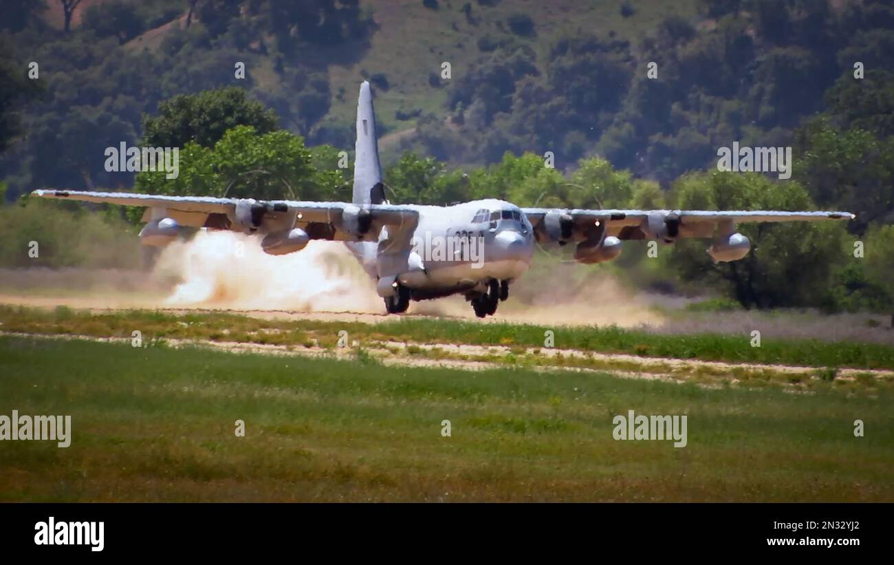13th Marine Expeditionary Unit, sets up airstrip security for an ...