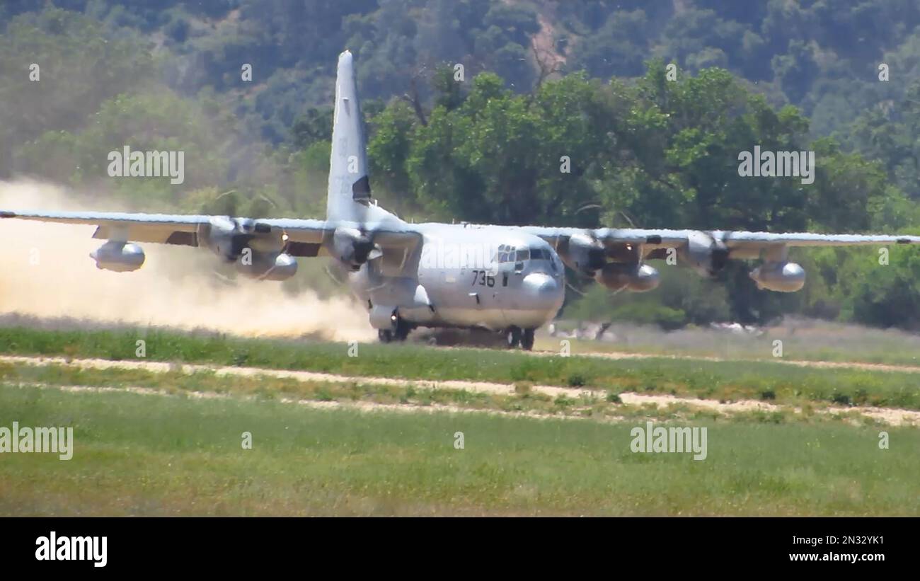 13th Marine Expeditionary Unit, sets up airstrip security for an ...