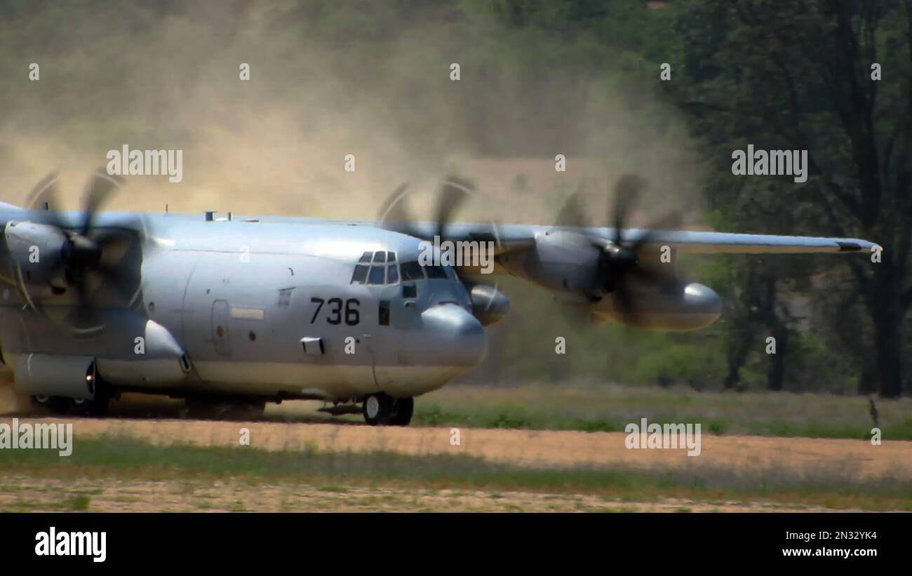 13th Marine Expeditionary Unit, sets up airstrip security for an ...