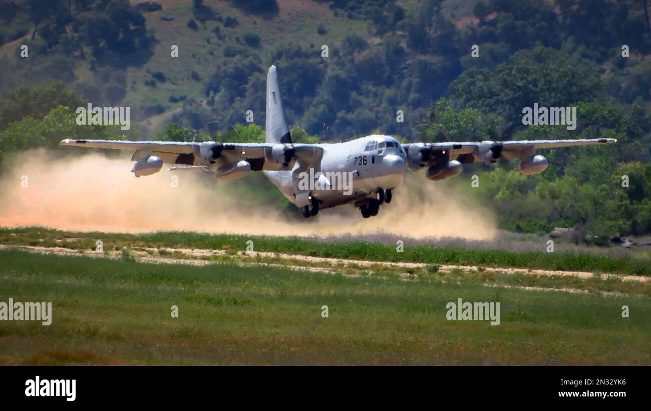 13th Marine Expeditionary Unit, sets up airstrip security for an ...