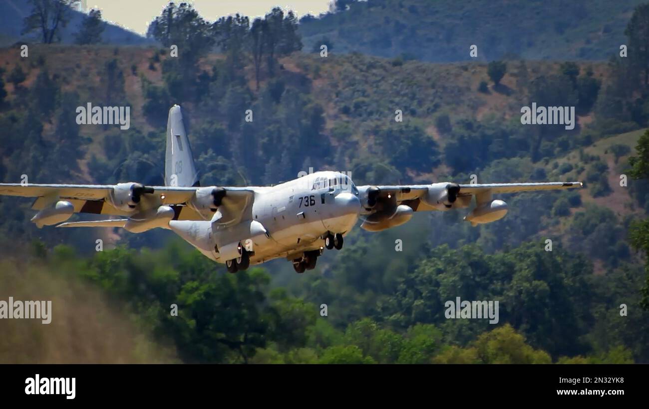 13th Marine Expeditionary Unit, sets up airstrip security for an ...