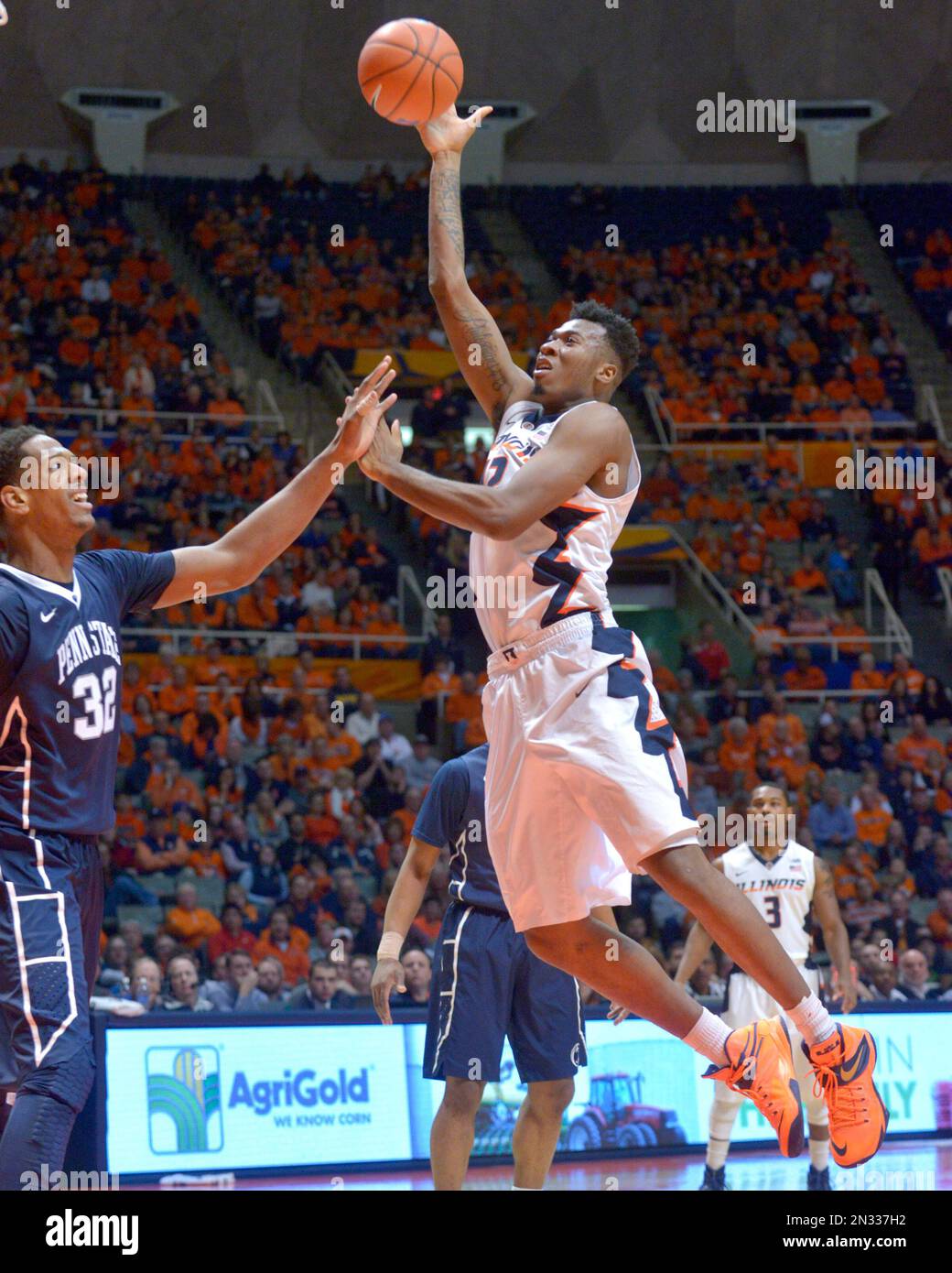 Penn State's center Jordan Dickerson (32) and Illinois' forward Leron ...