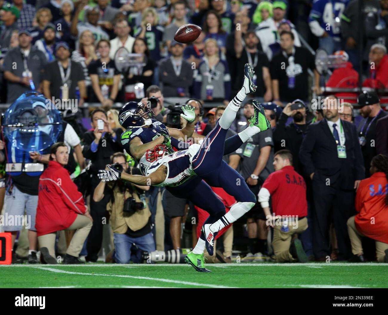 Seattle Seahawks wide receiver Jermaine Kearse (15) keeps his eye on a ...